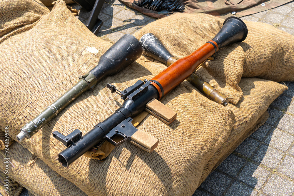 Foto de Old Soviet RPG-7 Anti-Tank Grenade-launcher with grenades do ...