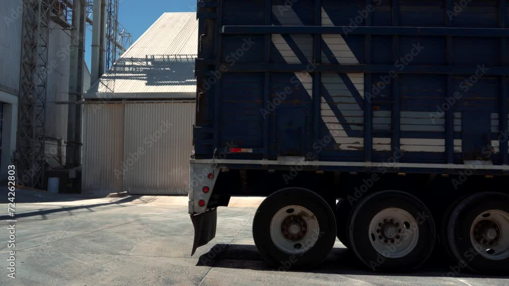 Vidéo Stock trailer camion de carga circulando de reversa en industria ...