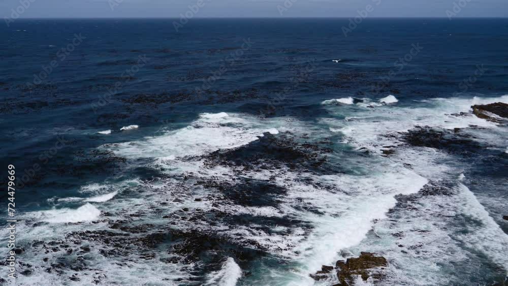 Vidéo Stock Raging sea with huge waves at site of collision Atlantic ...