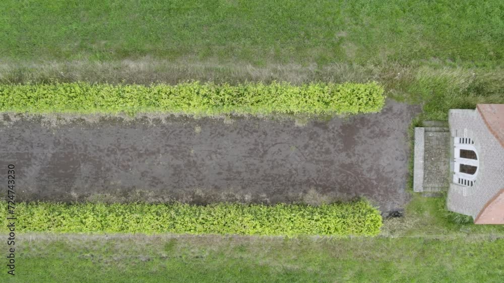 Vidéo Stock This intriguing aerial footage captures a bird's-eye view ...