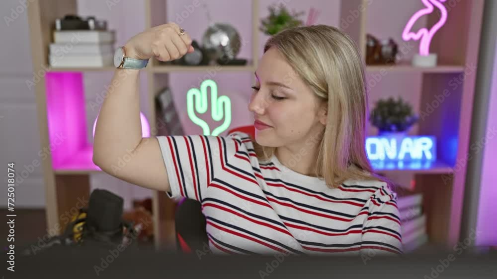 Vidéo Stock Strong, blonde woman streamer flexes her arm muscle, bold ...