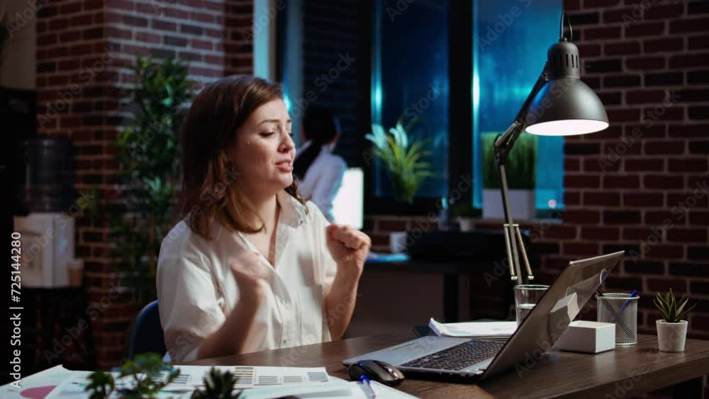 Vidéo Stock Woman in office celebrating finalizing deal with business ...