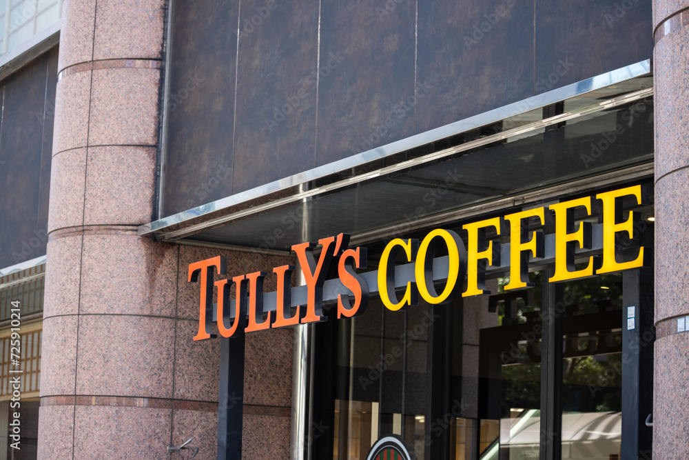 Foto de Tokyo, Japan, 30 October 2023: TULLY'S COFFEE shop front in ...