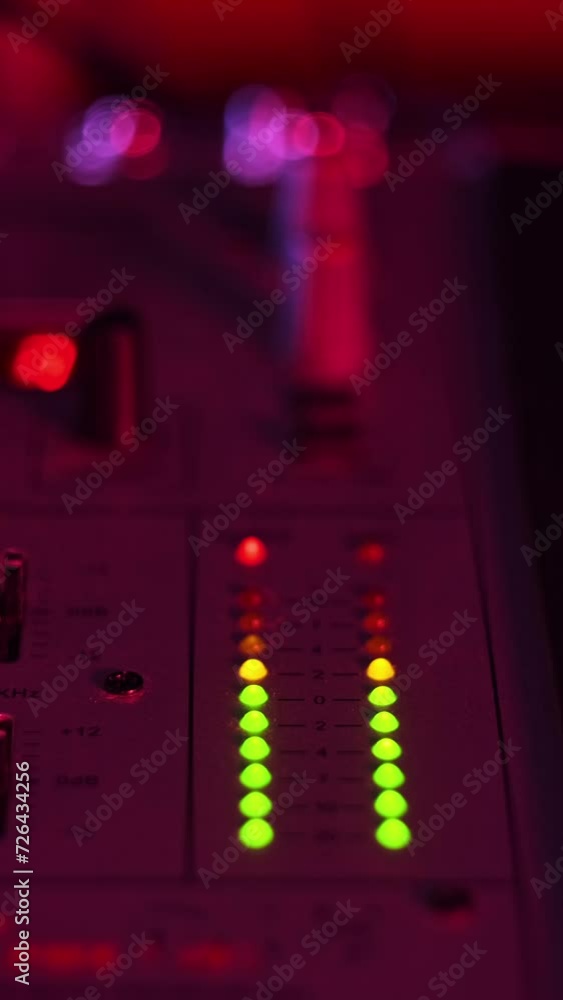 Vidéo Stock Vertical LED indicator of sound level signal mixing console ...