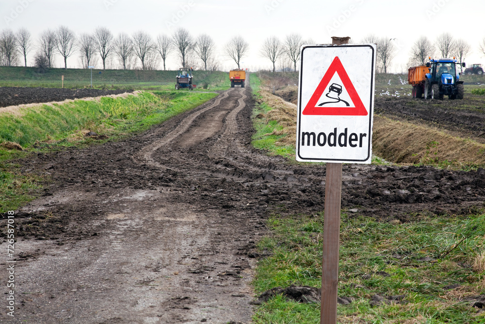 Verkeersbord met waarschuwing tijdens het oogsten in de agrarische ...