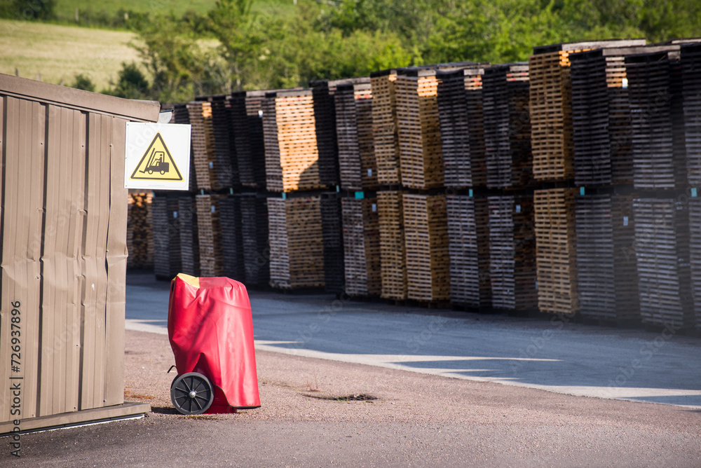 La sécurité incendie dans une tonnellerie. Extincteur dans une ...