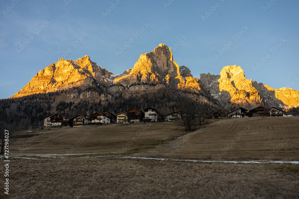 Foto de Sunset in the Dolomites, Italy. The peaks are illuminated by ...