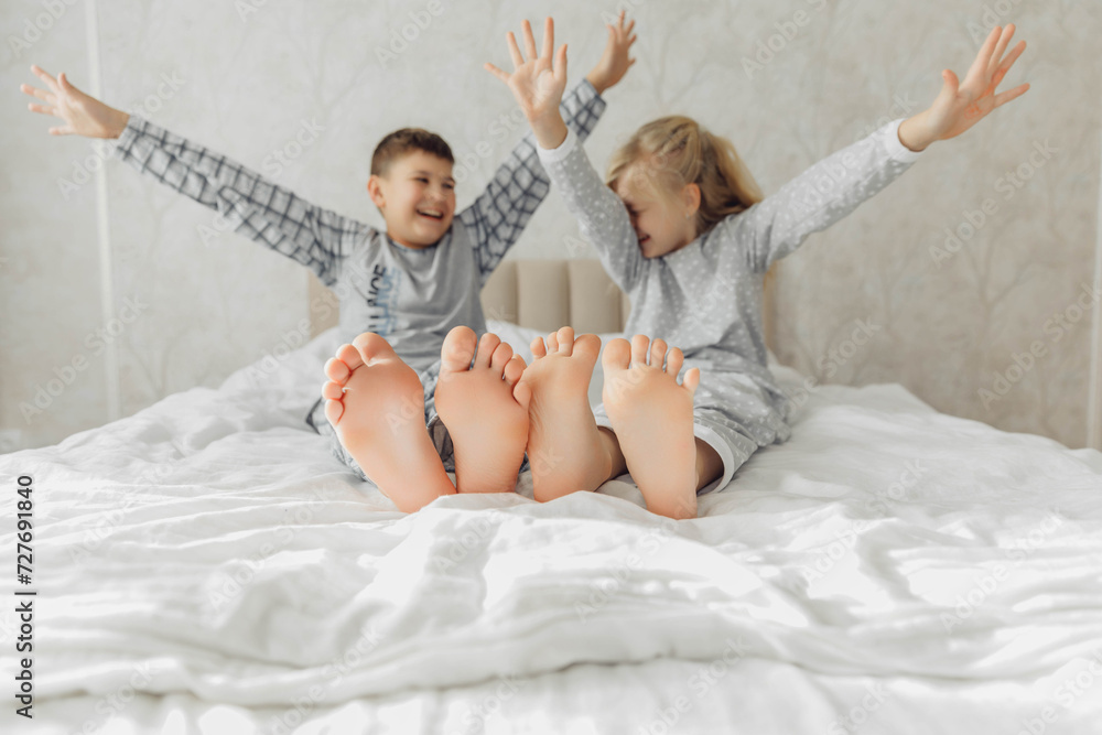 Foto de the bare, clean feet of two children, offspring, lying side by ...