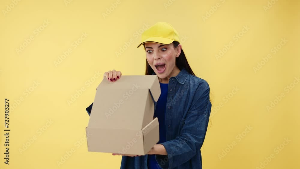 Vidéo Stock Charming caucasian woman in yellow cap opening cardboard ...