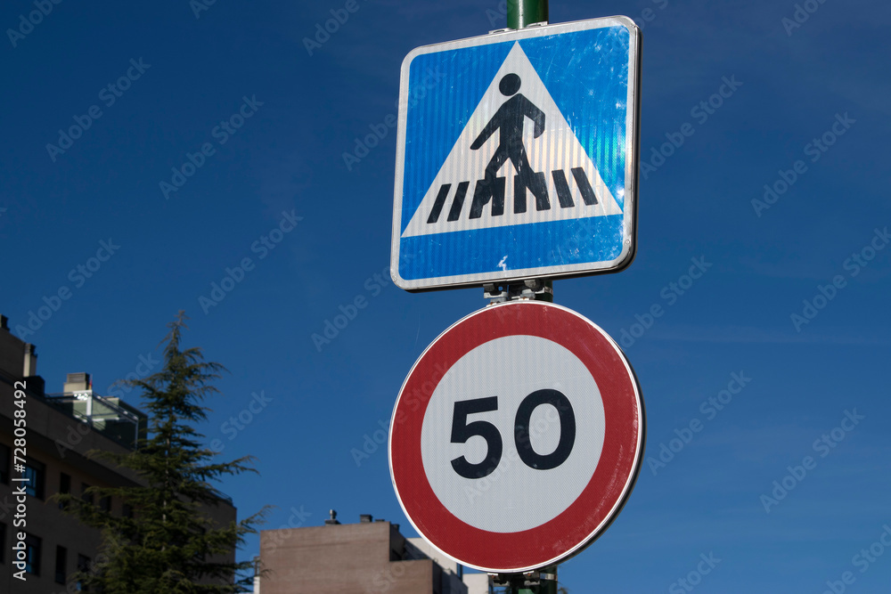 Señal de tráfico de paso de cebra y límite de velocidad. Stock Photo ...