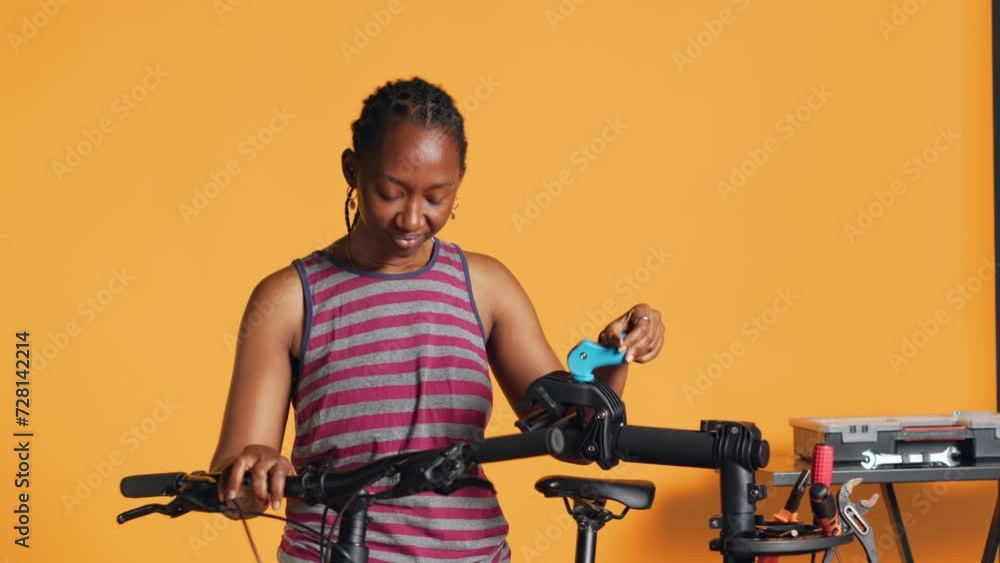 Vidéo Stock Engineer setting up bike repair stand, using it to adjust ...