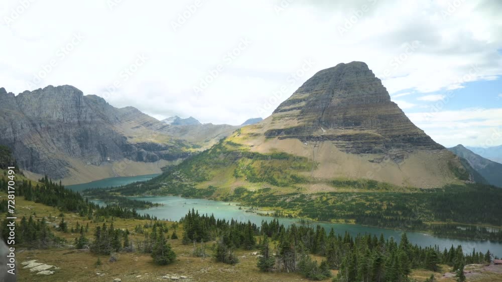 Vidéo Stock Viewing the left side of Hidden Lake Overlook with Bearhat ...
