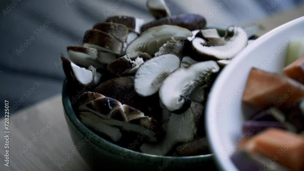 Vidéo Stock Nice shot of shiitake mushrooms with rotating plate in the ...
