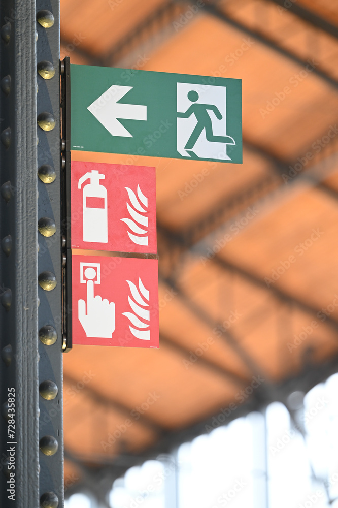 signalisation evacuation urgences incendie feu danger extincteur Stock ...