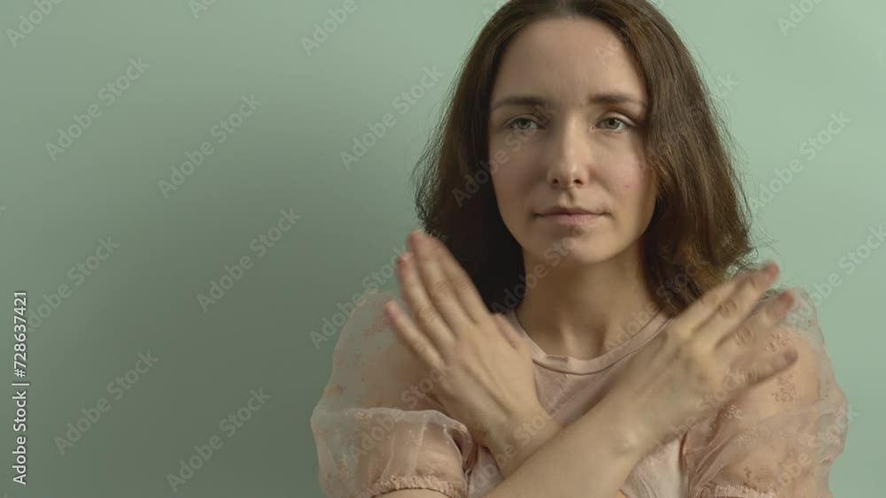 Vidéo Stock Female touching and tapping her shoulders, crossing hands ...