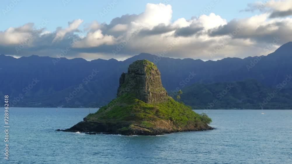 Vidéo Stock Pyramid shape Mokolii basalt island on background of cloudy ...