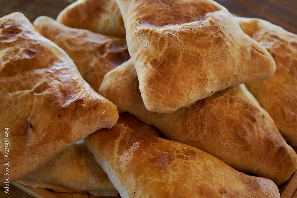 Fotka „Triangular puff pastry samosas. Fresh baked goods: samsa with ...