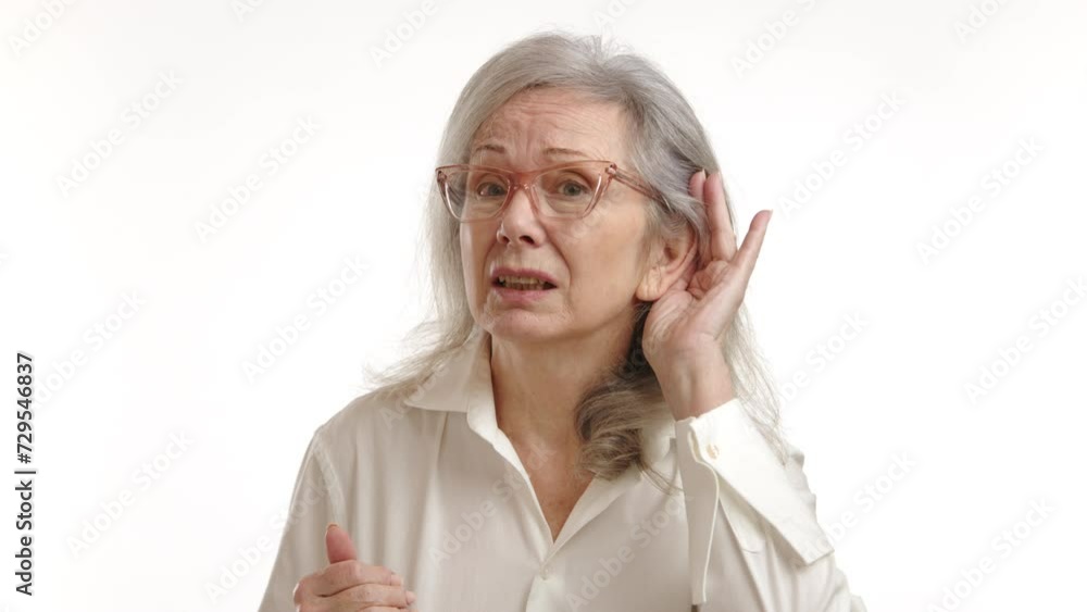 Vidéo Stock An elderly woman strains to listen, her hand cupped to her ...