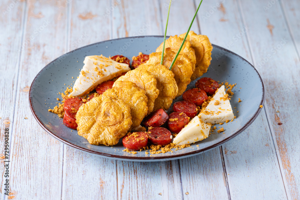 Patacón con queso criollo y longaniza, plato típico ecuatoriano Stock ...