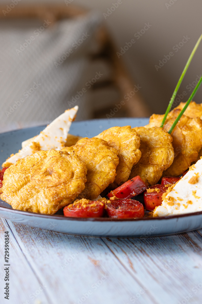 Patacón con queso criollo y longaniza, plato típico ecuatoriano, macro ...