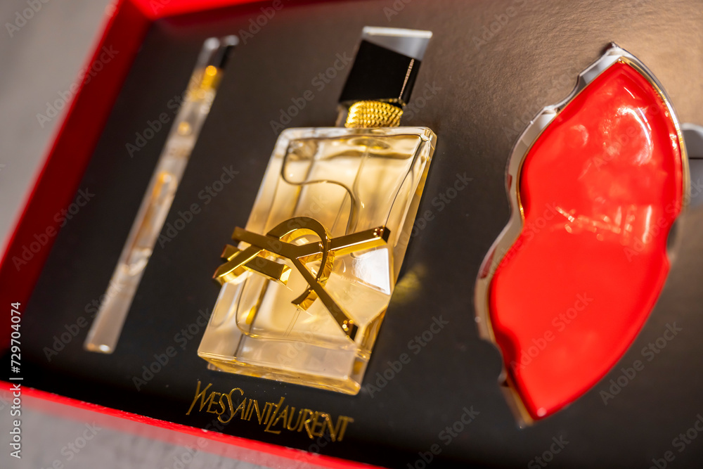 flacon de parfum Libre de Yves Saint Laurent dans un coffret avec logo ...