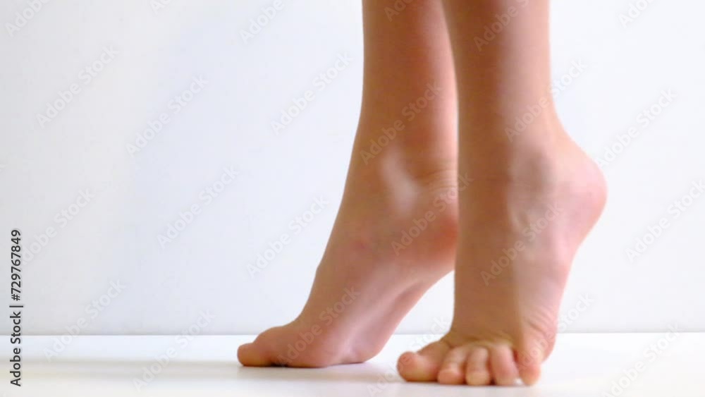 Vidéo Stock Barefoot, tiptoe legs, position, practicing in ballet ...