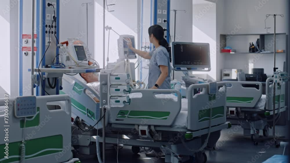 Vidéo Stock Emergency room with modern equipment in clinic. Elderly man ...