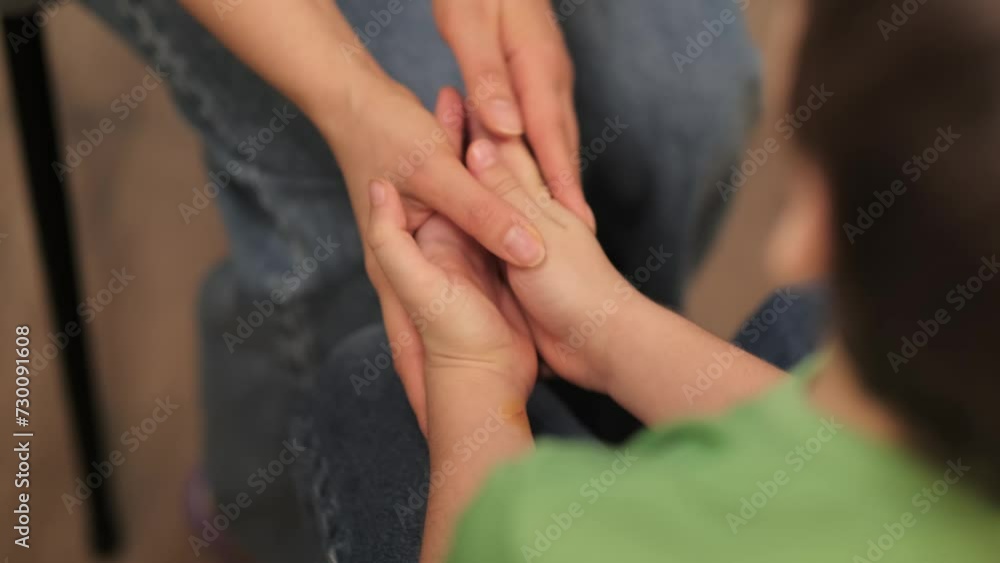 Vidéo Stock A psychologist or mother offers a reassuring hand to a ...