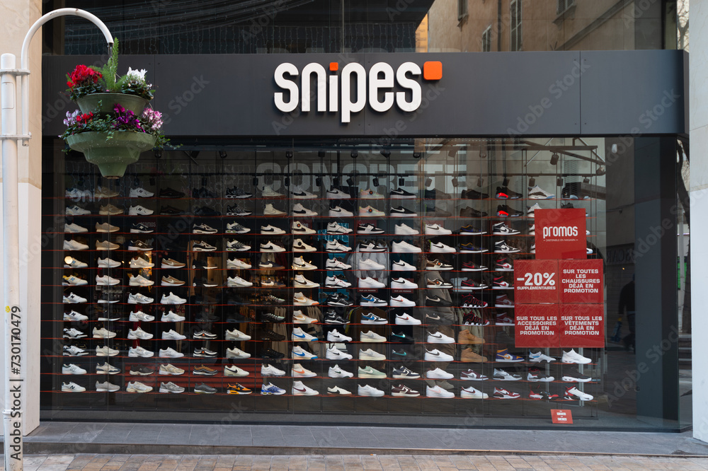 la façade d'u magasin de chaussures de sport du reseau Snipes avec la ...