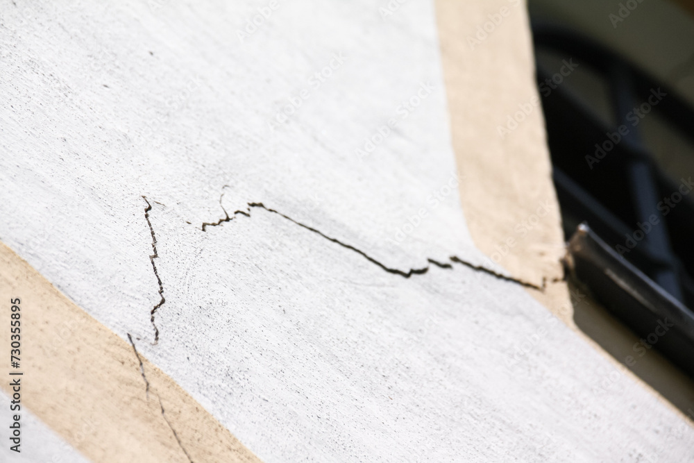 Riss in einer Fassade Stock Photo | Adobe Stock