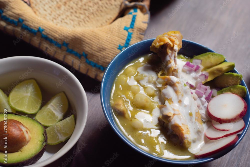 Comida Mexicana. Tazon con Pozole Verde con rabanos, aguacate, cebolla ...