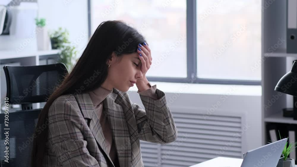 Vidéo Stock Confused Caucasian young businesswoman facepalming while ...