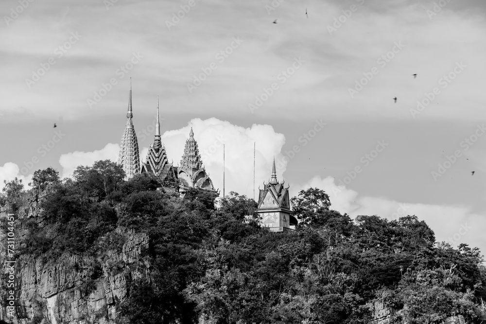 Le phnom Sampov éclairé par le soleil en n oir et blanc avec des ...