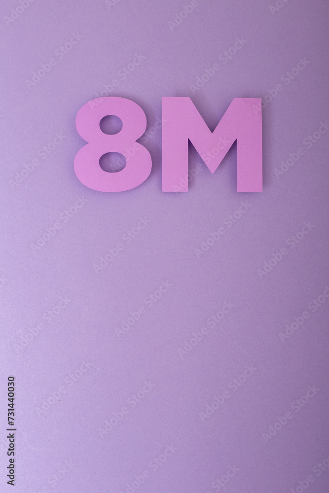 Letras 8M para ilustrar el día de la mujer en fondo color morado con ...