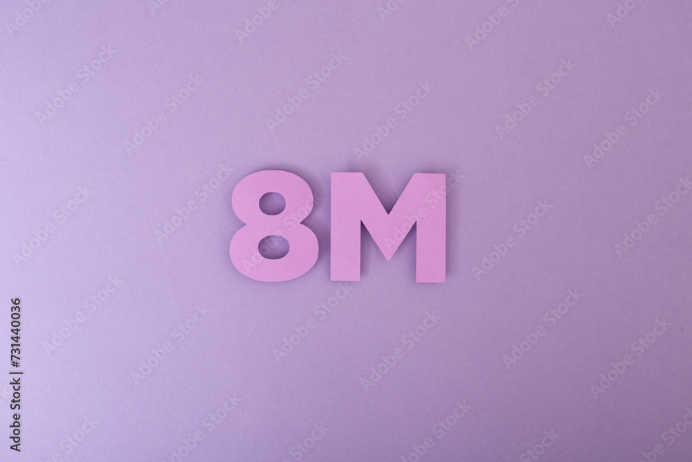 Letras 8M para ilustrar el día de la mujer en fondo color morado con ...