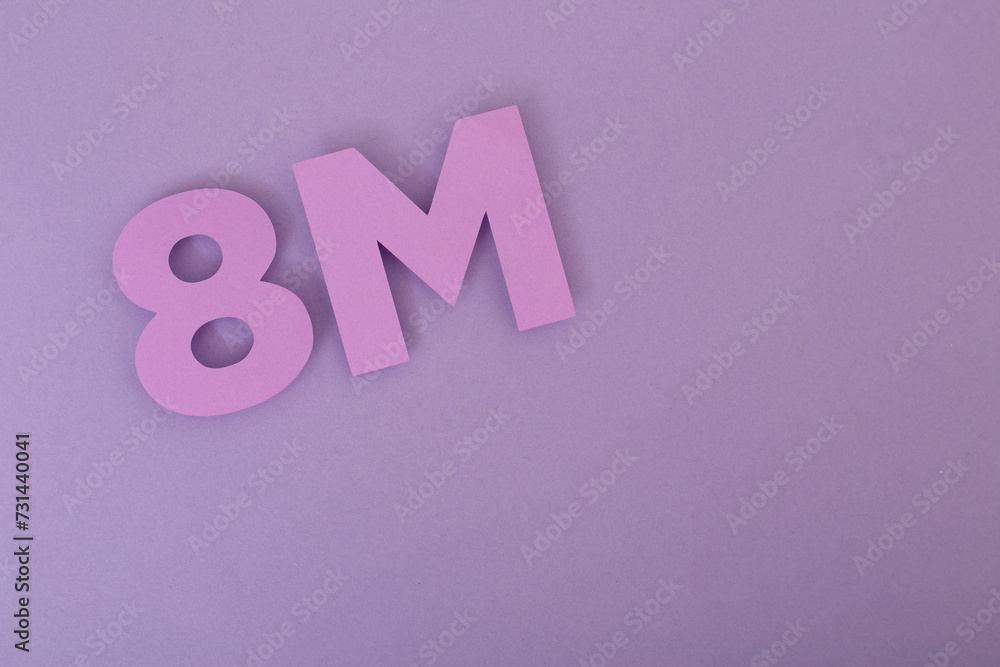 Letras 8M para ilustrar el día de la mujer en fondo color morado con ...