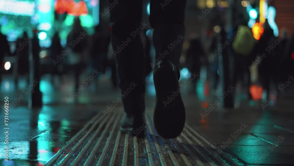 Vidéo Stock Rear back view male feet steps crossing busy street at ...