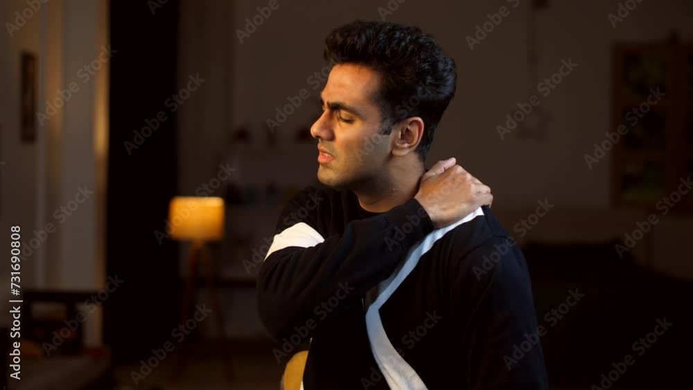 Vidéo Stock A young Indian man suffering from shoulder / arm pain ...