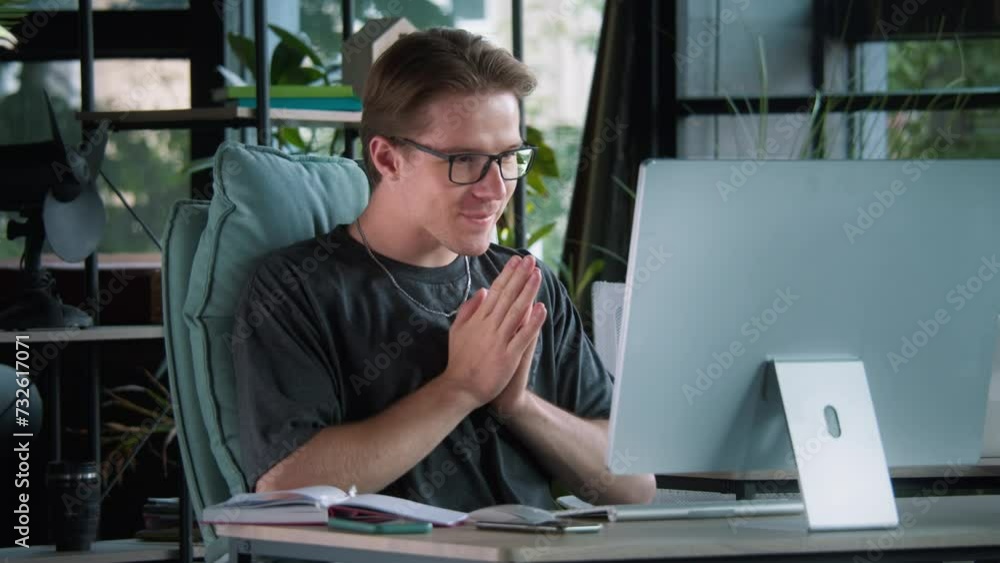 Vidéo Stock A contented man sits at his office workstation, gazing at ...