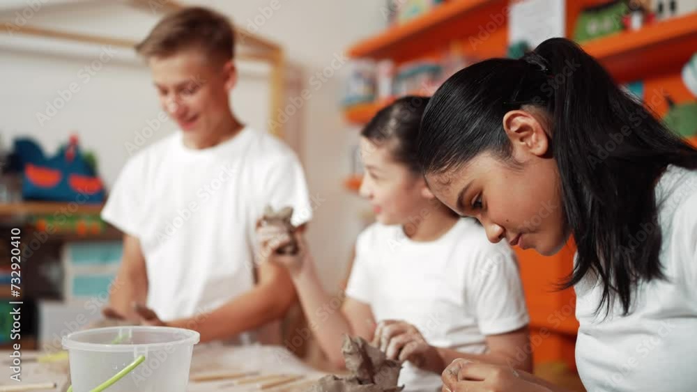 Vidéo Stock Clay piece placed on table while diverse happy children ...