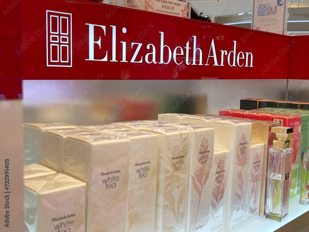 Official Elizabeth Arden shop. Brand display with perfume products. New ...
