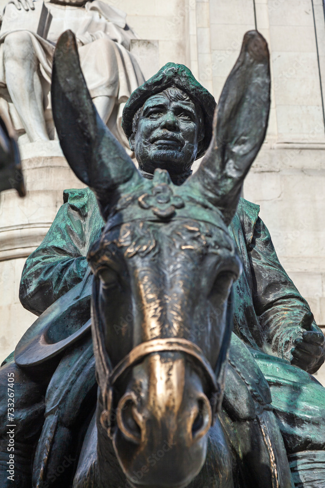 Foto de Sancho Panza, on his donkey, the famous statue at Plaza de ...