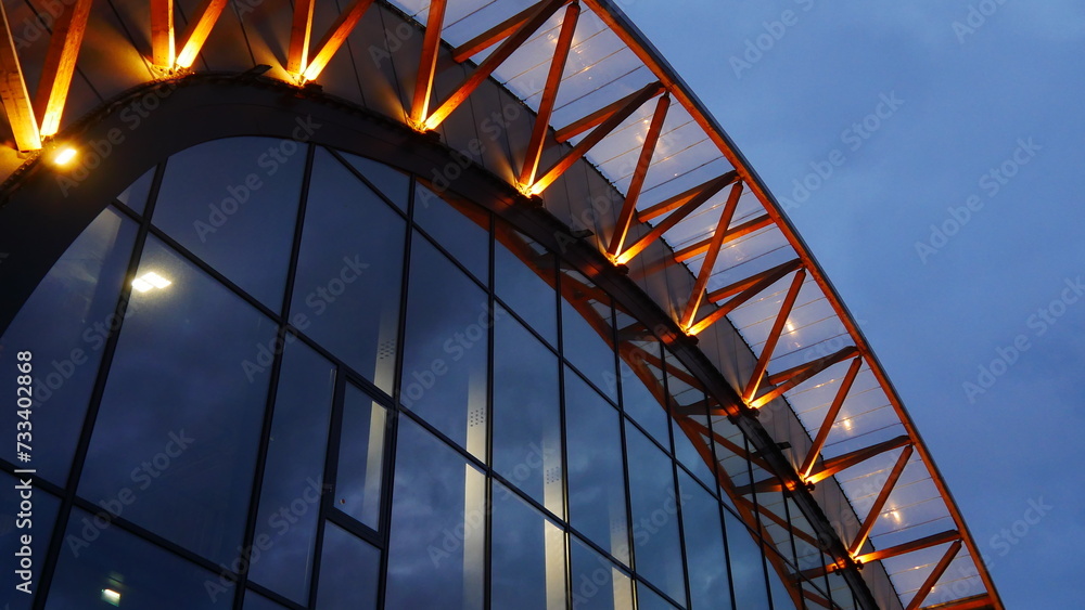 Structure de bâtiment de voile ou high-tech, avec éclairage intérieur ...