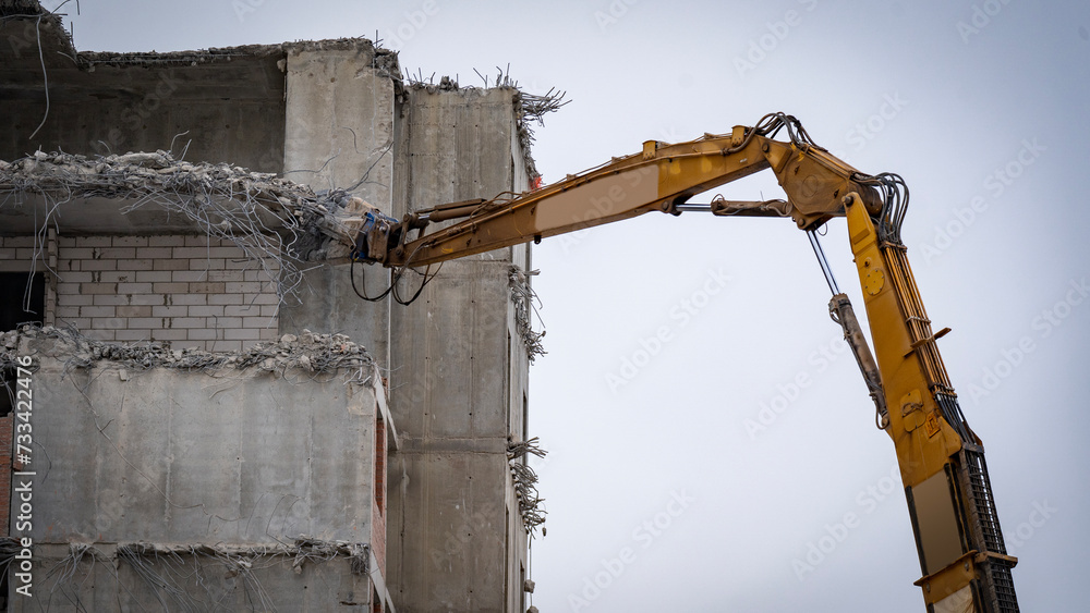 Telescopic boom and hydraulic chisel for demolition. Large nibbler for ...