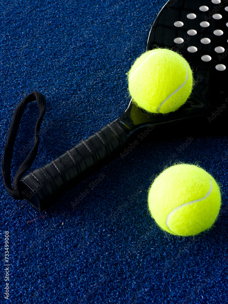 Póster Pala de pádel con una pelota para jugar el deporte de mayor ...