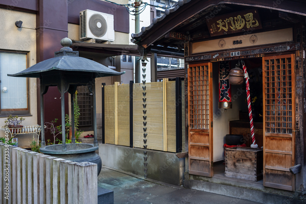 Foto de Tokyo, Japan, 2 November 2023: Traditional Japanese Entrance ...