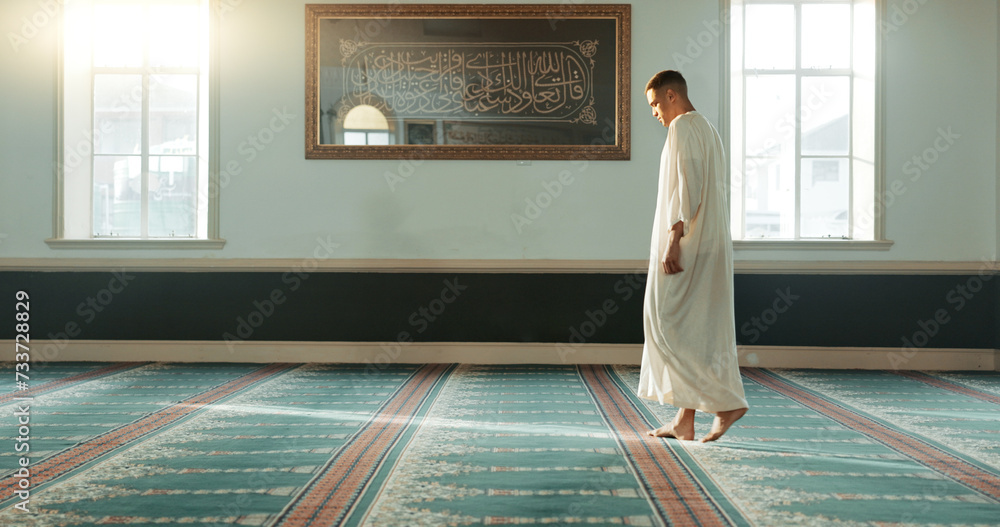 Zdjęcie Stock: Gratitude, islamic and man with faith in a mosque for ...
