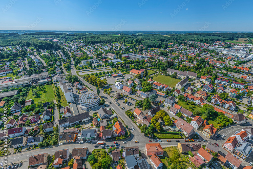 Die mittelschwäbische Stadt Krumbach von oben, Blick zum neuen Rathaus ...