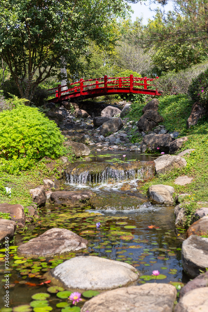 Mini cascadas de un arroyo parte de un jardin japones lleno de ...