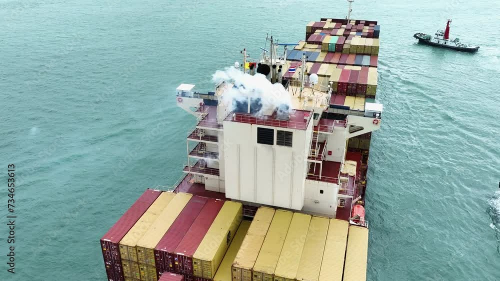 Vidéo Stock Smoke exhaust gas emissions carbondioxide from cargo lagre ...